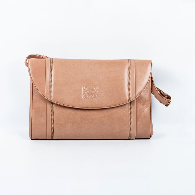 Bolso de hombro rectangular de la firma LOEWE, en piel color "nude ...