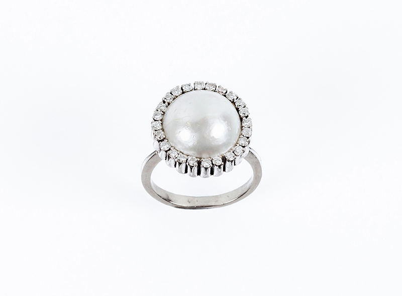 Sortija vintage, en oro blanco, con perlas japonesas 'mabe', de 14-15 ...